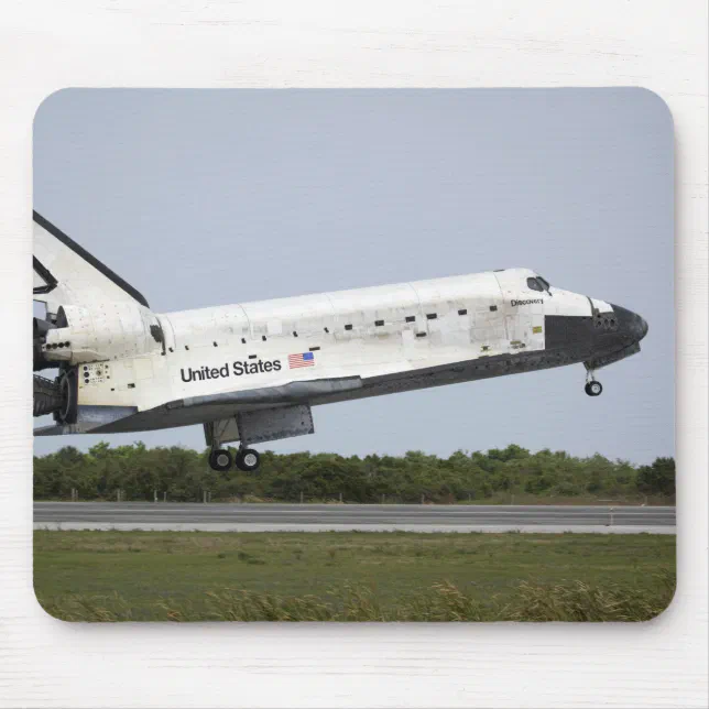 Space Shuttle Discovery approaches landing 4 Mouse Pad | Zazzle