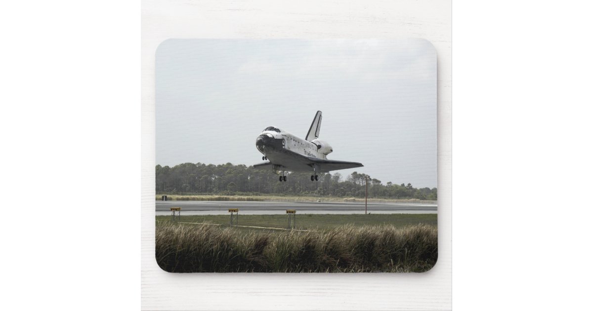 Space Shuttle Discovery approaches landing Mouse Pad | Zazzle